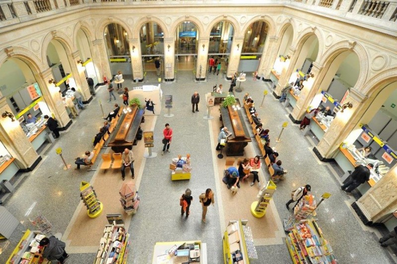 Figure front end presso gli uffici di Poste italiane - Lavoro e Carriere